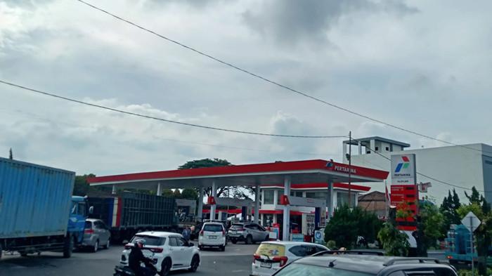 Antrean Panjang di SPBU Meski Stok Cukup: Keresahan Publik di Tengah ...