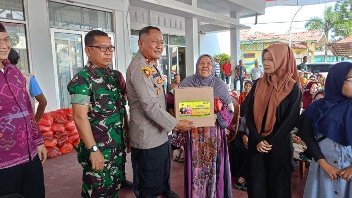 Polres Pelabuhan Belawan dan Gerakan Kolaborasi Belawan Berkah Bagikan 100 Paket Sembako untuk ...