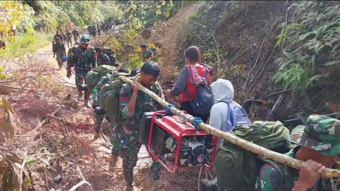 40 Prajurit TNI Tembus 20 Titik Longsor di Tapteng, Jalan Kaki Bawa ...