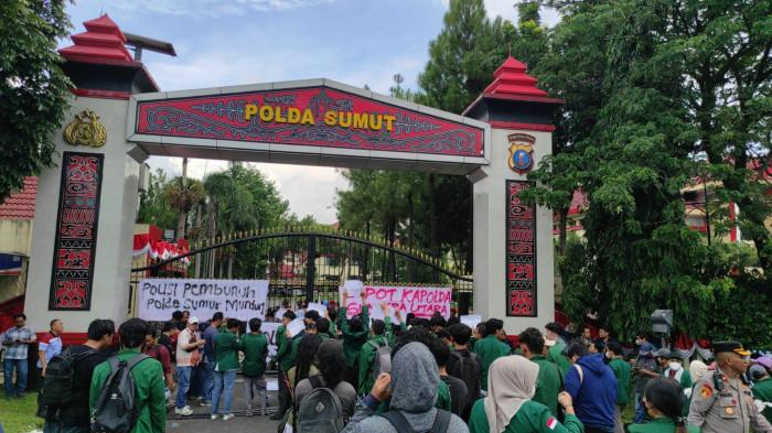 Mahasiswa USU Demo ke Polda Sumut Bawa Spanduk Kecam Polisi - Tribun ...