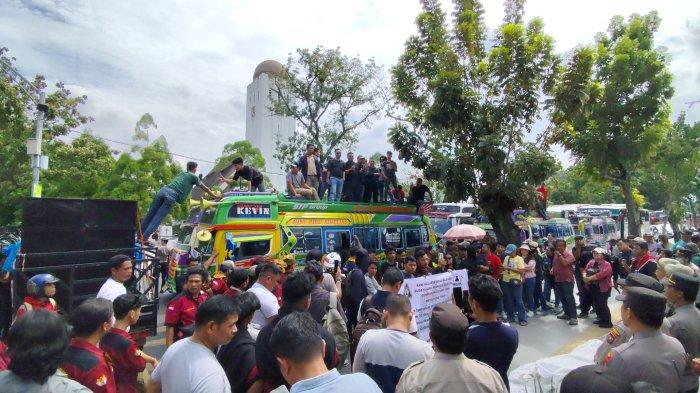 Formanas Bawa Puluhan Bus Medan-Berastagi Unjuk Rasa ke Kantor Gubernur ...