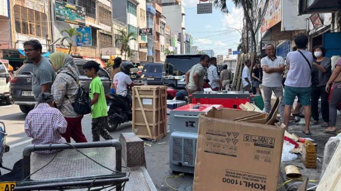 Masyarakat Berburu Mesin Genset Imbas Pemadaman Listrik Massal, Jalan ...