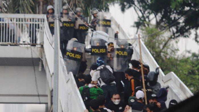 FOTO-FOTO Semangat Demonstran Suarakan Pembubaran DPR RI, Meskipun ...