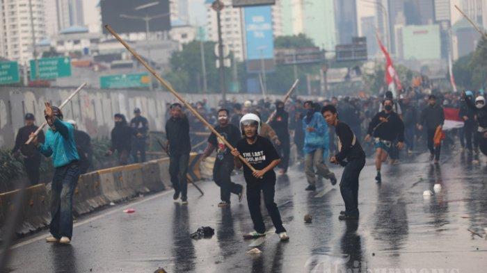 FOTO-FOTO Semangat Demonstran Suarakan Pembubaran DPR RI, Meskipun Terlibat Bentrok dengan ...