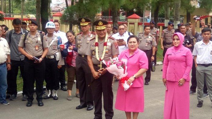 Kapolda Sumut Irjen Martuani Sormin Disambut 8 Tarian Daerah - Tribun ...