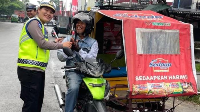 Rayakan HUT ke-77, Polwan Polres Pelabuhan Belawan Bagikan Bunga dan Edukasi Lalu Lintas ...