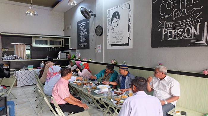 Yuk Santai di Mini Cafe, Outdoor Berkonsep Taman Minimalis, Indoor ...