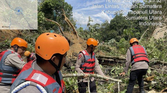 Brimob Polda Sumut Bahu-Membahu Buka Akses Jalan Pascagempa Tapanuli ...