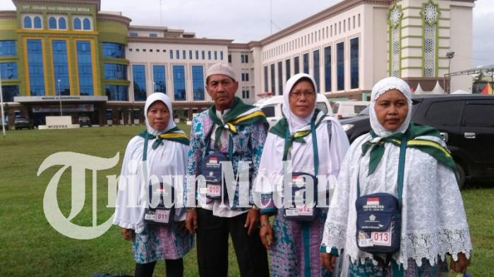 Luar Biasa, Suwito Berangkat Haji Bersama Tiga Istri Sekaligus - Tribun ...
