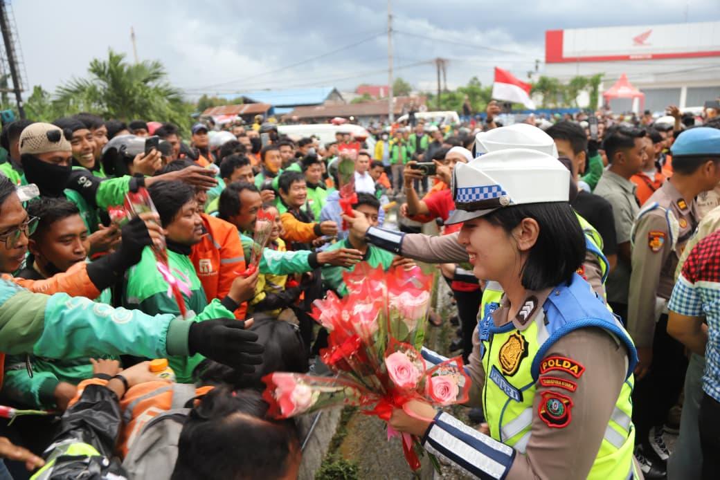 Polwan Polda Sumut Bagi Bunga di Tengah Aksi Solidaritas Ojol: Simbol ...