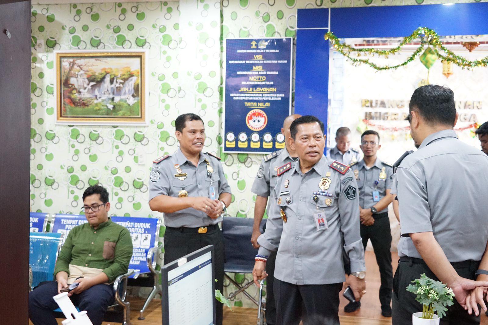 Kunjungi Kanim Sibolga, Kakanwil Kemenkumham Sumut Pastikan Layanan ...