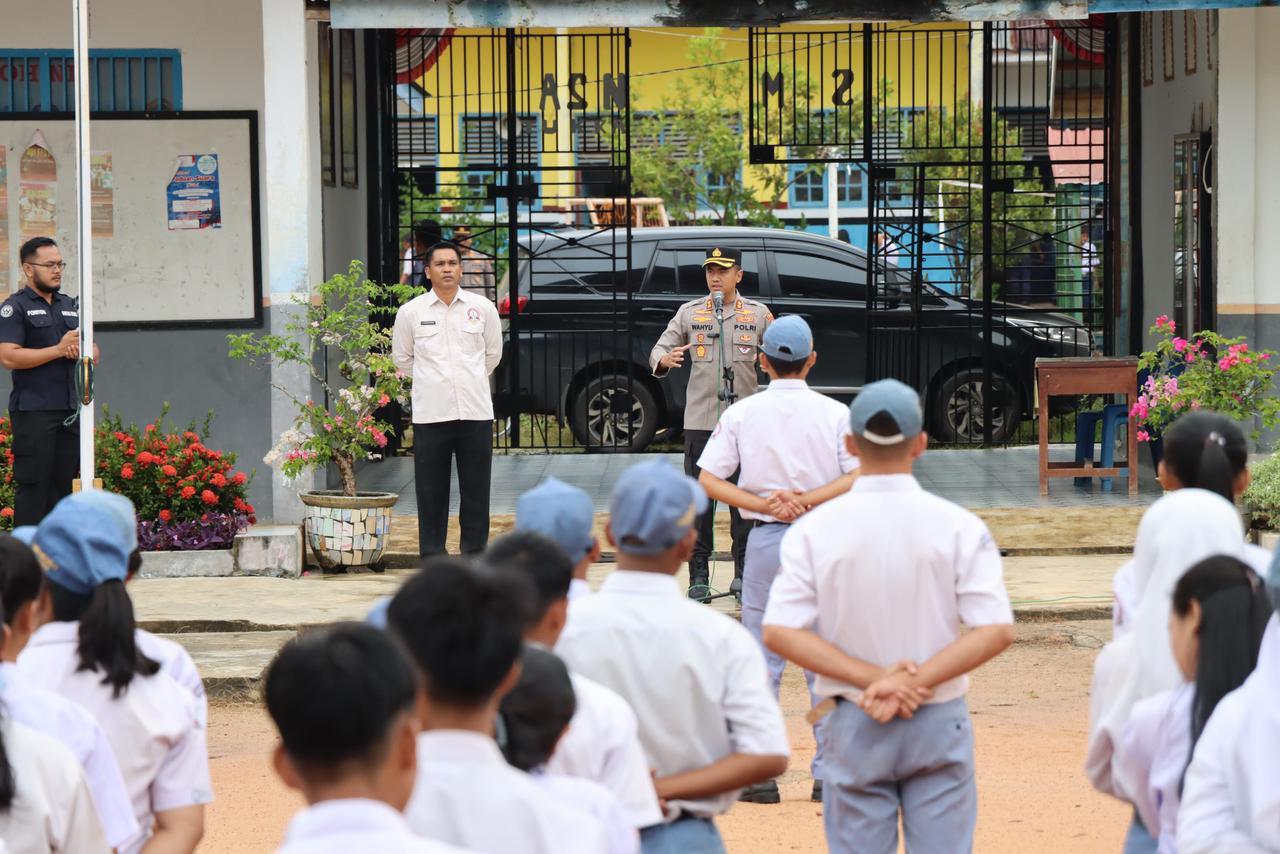 Kapolres Tapteng Ajak Pelajar SMAN 2 Tukka Fokus pada Prestasi dalam Program Police Goes To ...