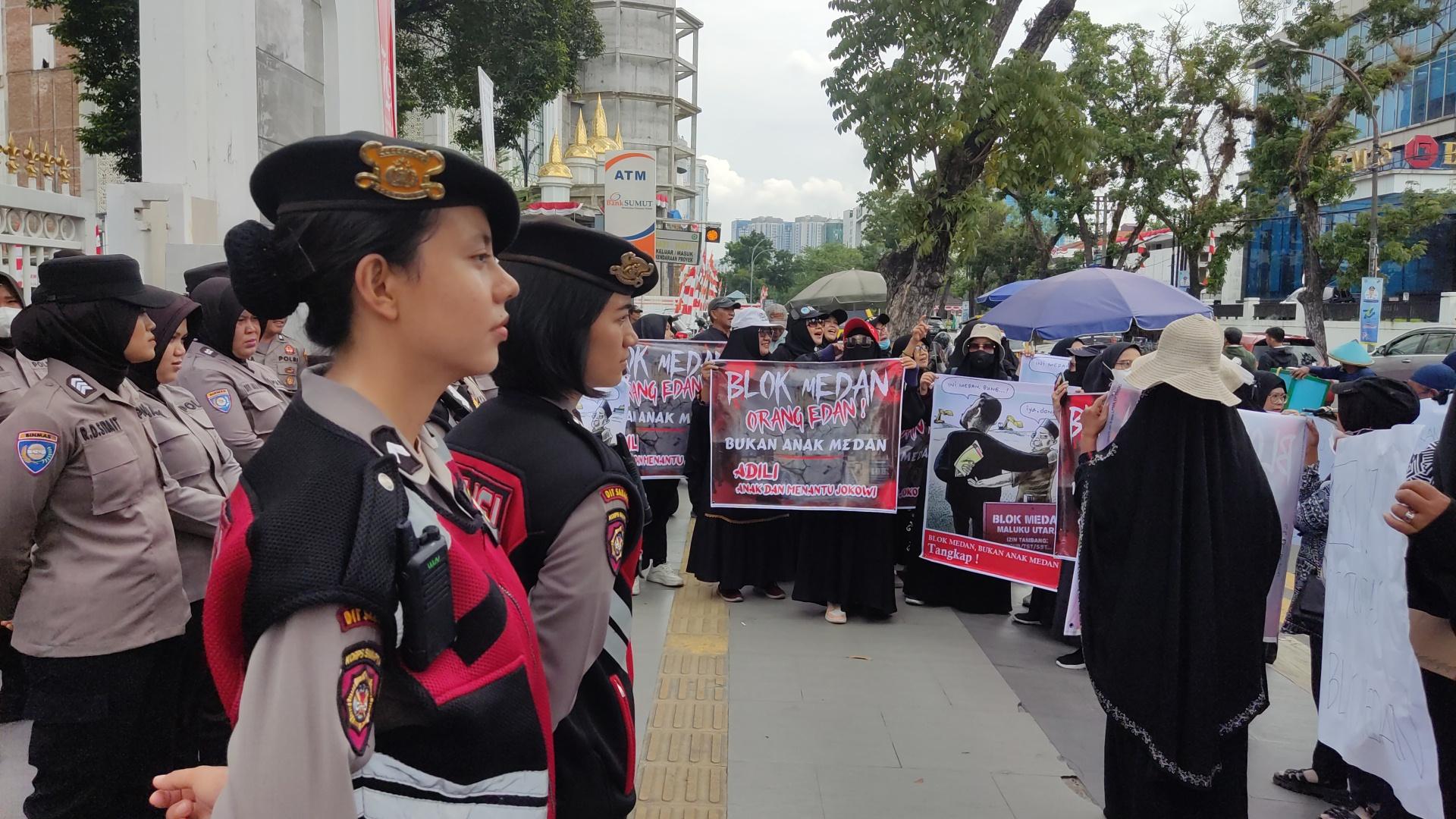BREAKING NEWS : Emak-emak Aksi ke Kantor Gubernur, Tuntut Netralitas ...