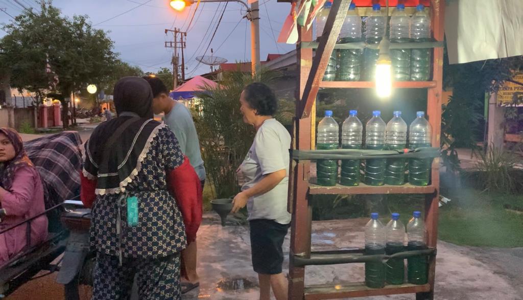 HARGA BBM Naik, Pedagang Minyak Eceran Frustasi, dari Siang hingga ...