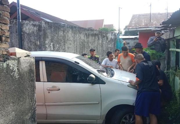 Identitas Pemilik Mobil yang Ditinggalkan di Gang Sempit Medan Kota ...