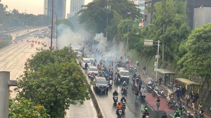 MENCEKAM Demo Bubarkan DPR RI, Hingga Malam Hari Massa Masih Bentrok dengan Polisi, Meluas ke ...