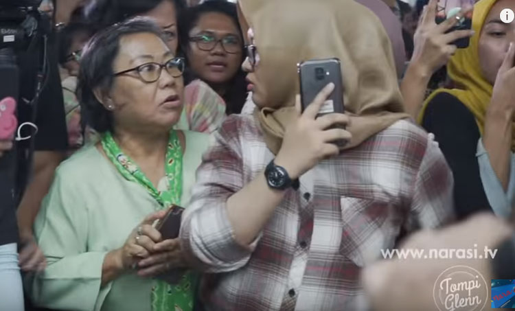 Dua Emak-emak Nyaris Baku Hantam di Konser Tompi dan Glenn - Tribun ...