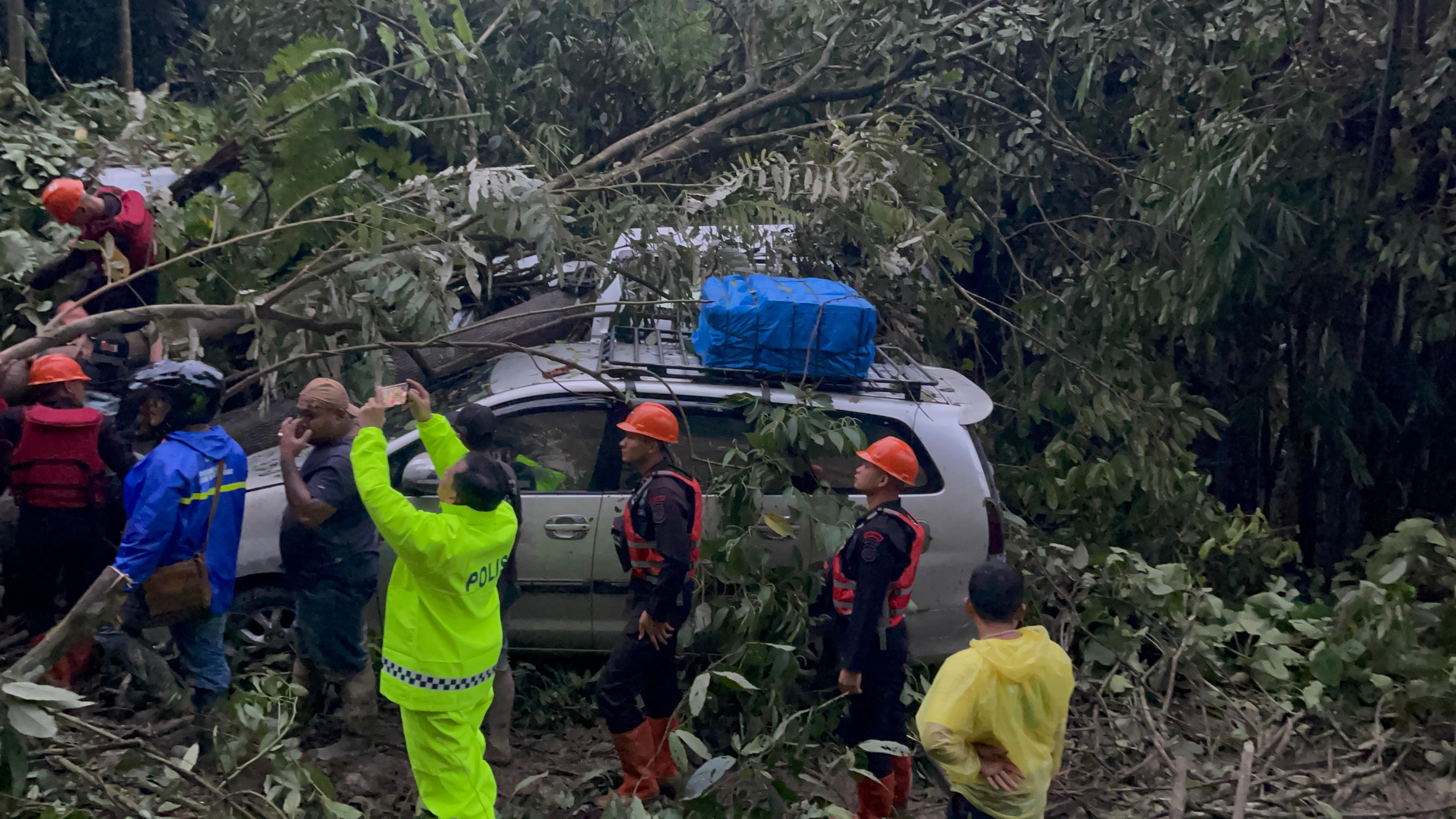 Sat Brimob Polda Sumut Berjuang Evakuasi Korban dan Buka Jalur di ...