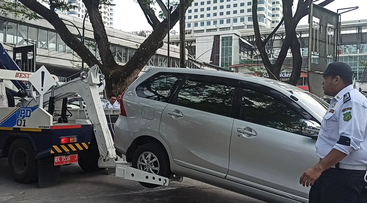 Dishub Medan Derek Mobil yang Parkir di Trotoar Lapangan Merdeka ...