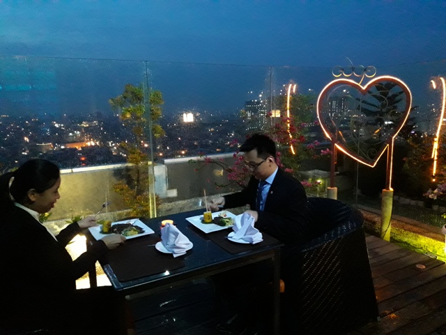 News Video: Melihat View Kota Medan dari Rooftop The Edge Sambil ...
