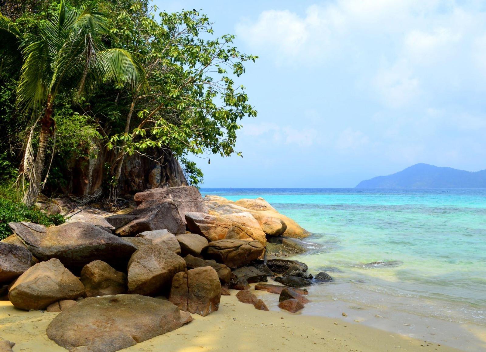 Wisata Pantai Pasir Manang Anambas dengan Pemandangan Laut Bening Nan ...