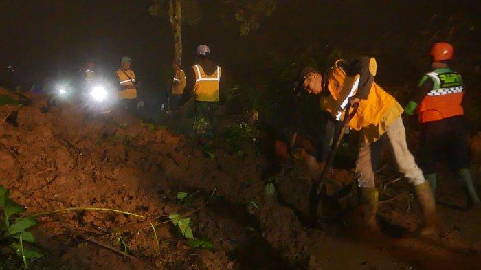 Bencana Tanah Longsor di Kaloran Tutup Jalur Temanggung - Semarang Via ...