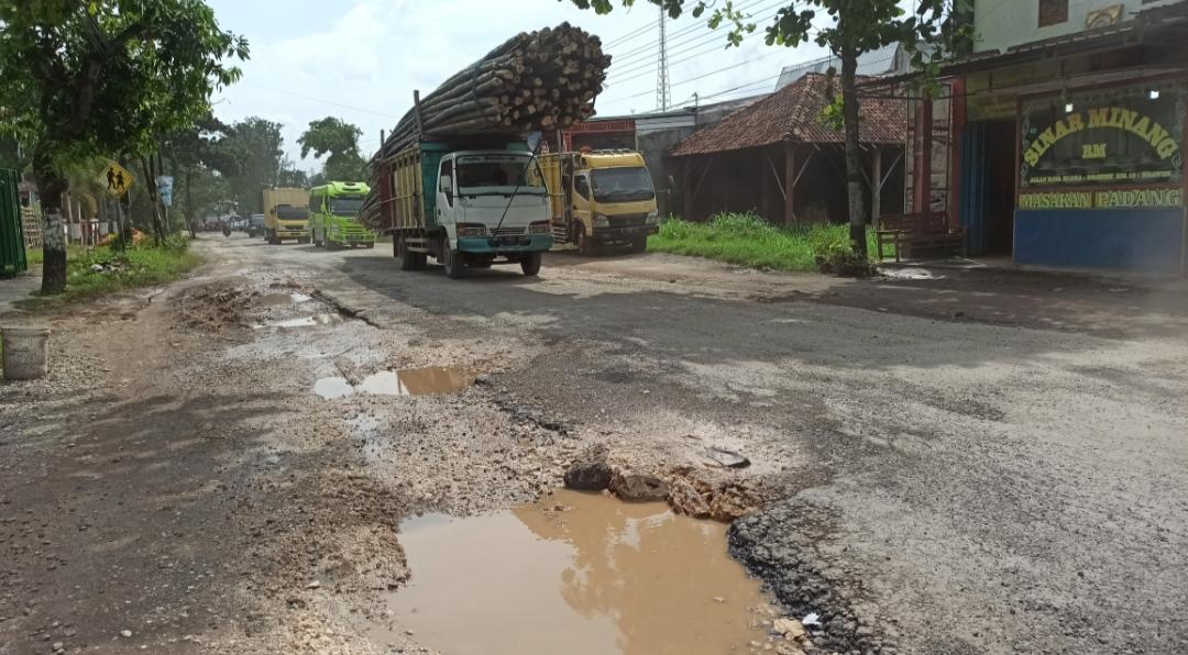 Ruas Jalan Raya Blora - Kunduran Rusak Parah, Berlubang hingga Sedalam ...