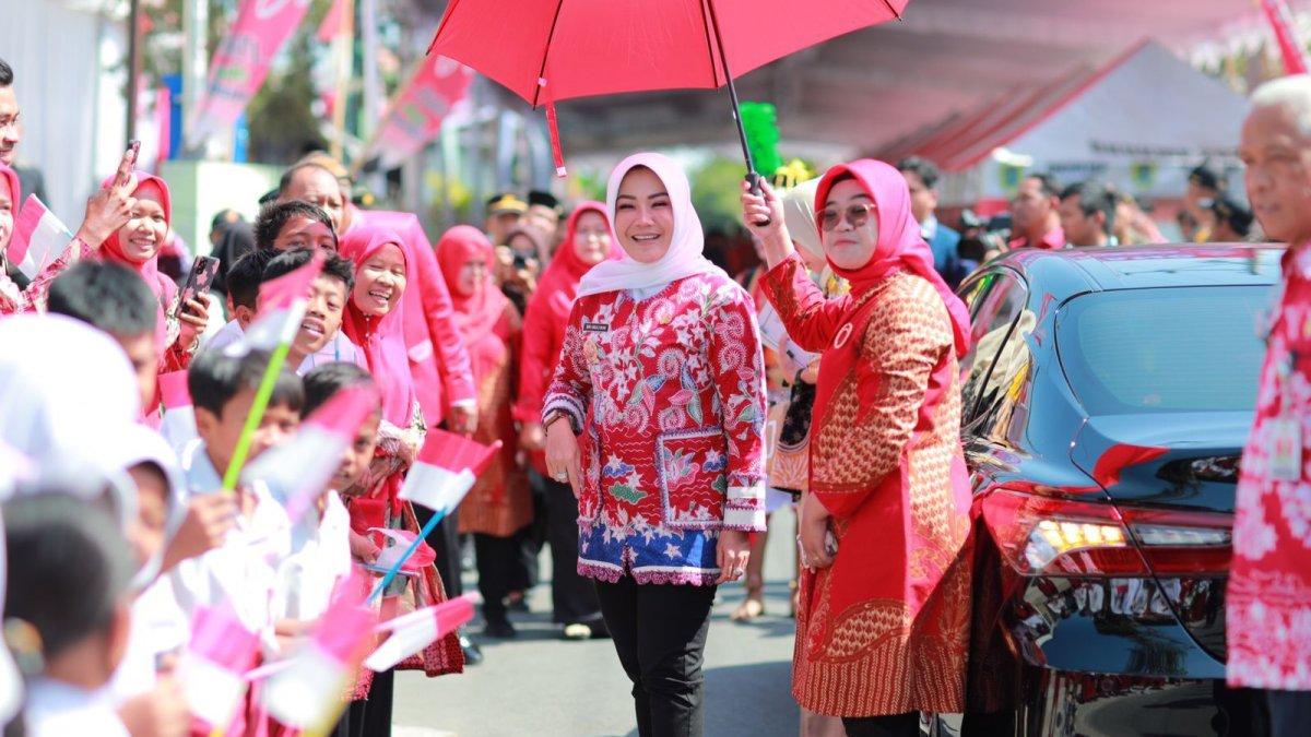 Hadiri Acara Sambang Warga, Bupati Klaten Sri Mulyani Ajak Petani Menanam Padi Rojolele Srinuk ...