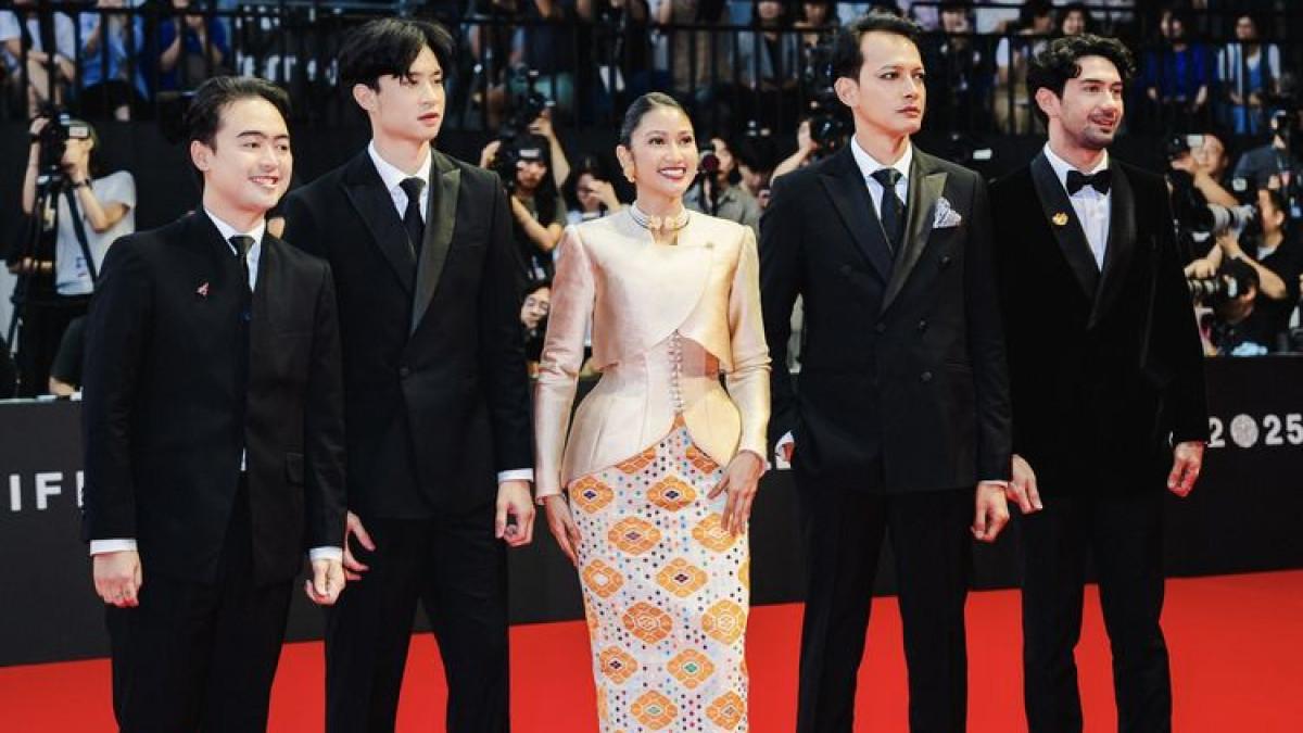 Penampilan Fedi Nuril Pakai Eyeliner Hitam di Busan Film Festival 2025 ...