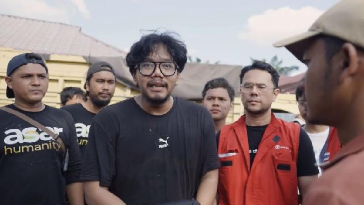 Ferry Irwandi Sampai Nangis saat Salurkan Bantuan ke Korban Banjir di ...