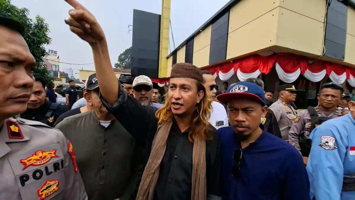 19 Jam Diperiksa Sebagai Tersangka, Bahar Bin Smith Buat Markas Polres ...