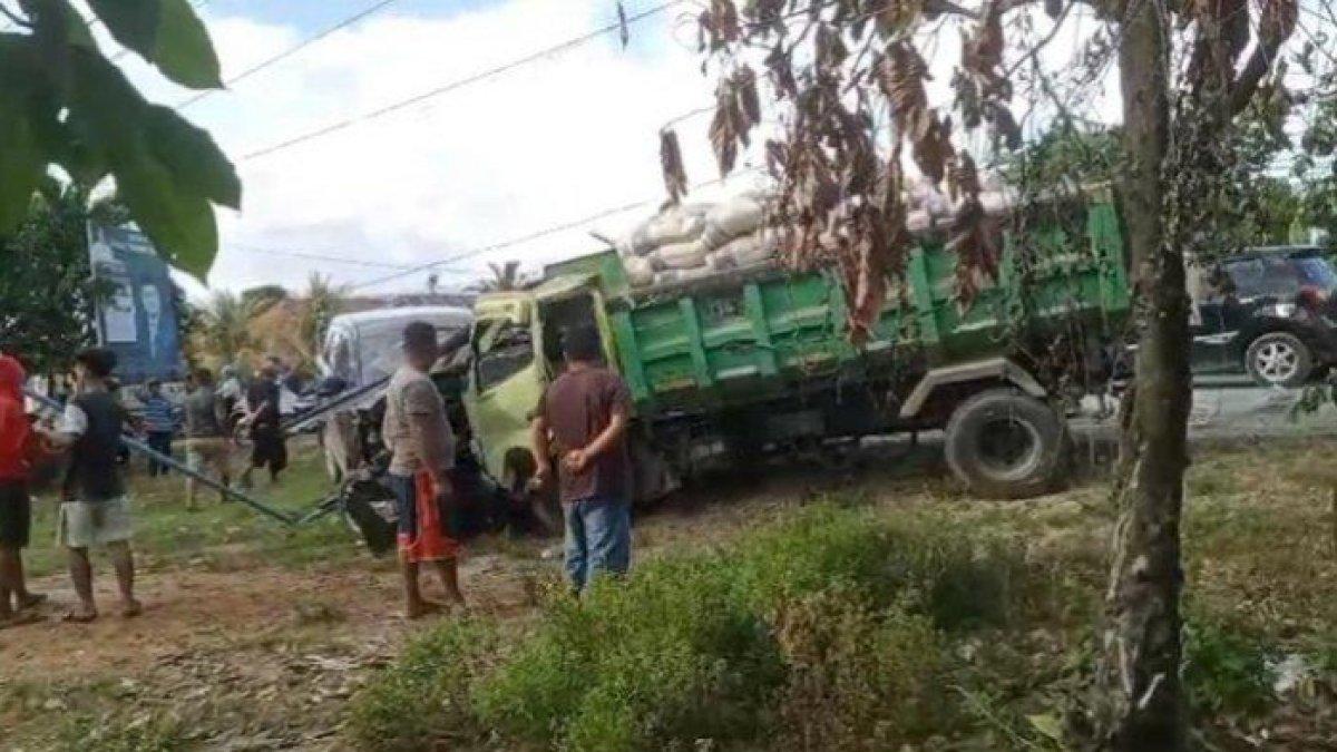 INNALILLAHI! Kecelakaan Maut Mobil vs Truk di Kabupaten Konawe, Satu Korban Meninggal Dunia ...