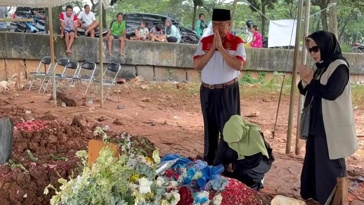 Momen Ayah Vidi Aldiano Ziarah ke Makam Putra Tercinta, Tertunduk ...