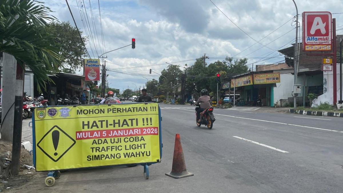 Tak Lagi Rawan Laka, Simpang Empat Wahyu Sukoharjo Kini Dipasangi ...