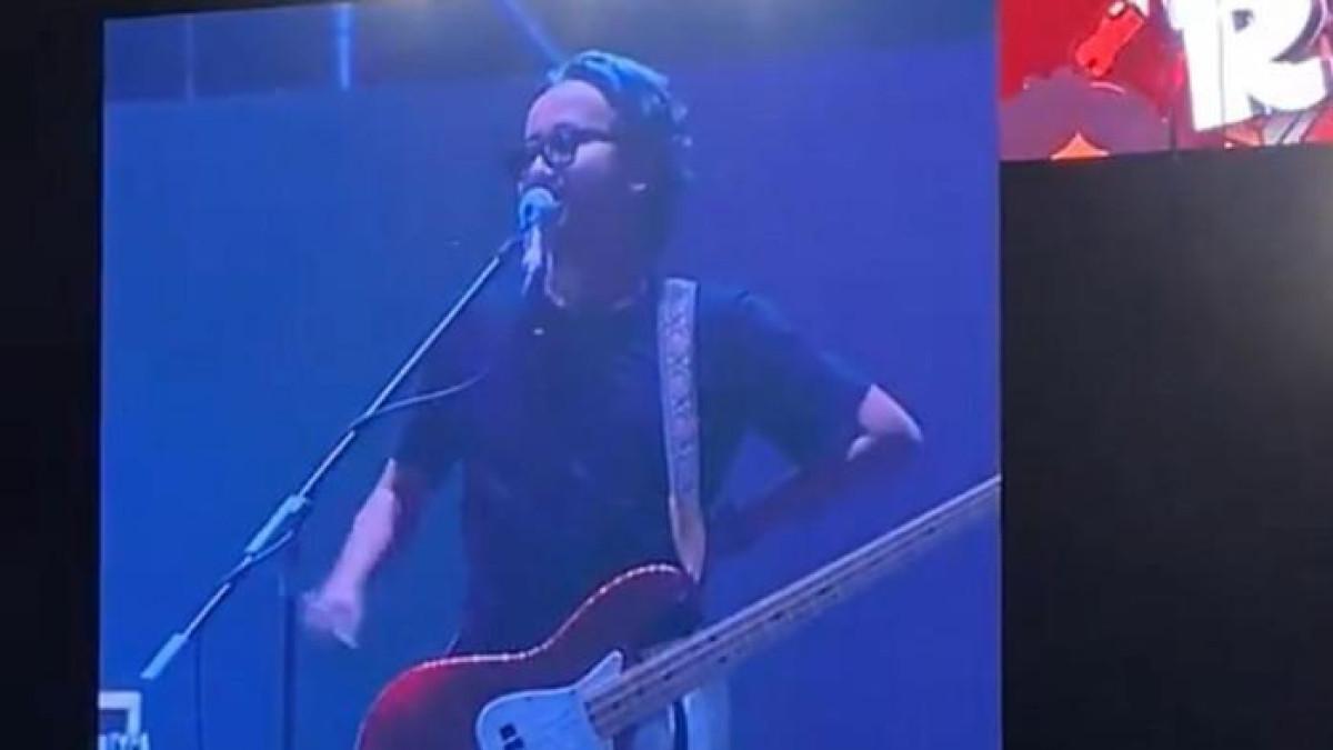 Sosok Awan Feast, Bassist yang Berani Cecar Polisi soal Pemukulan ...
