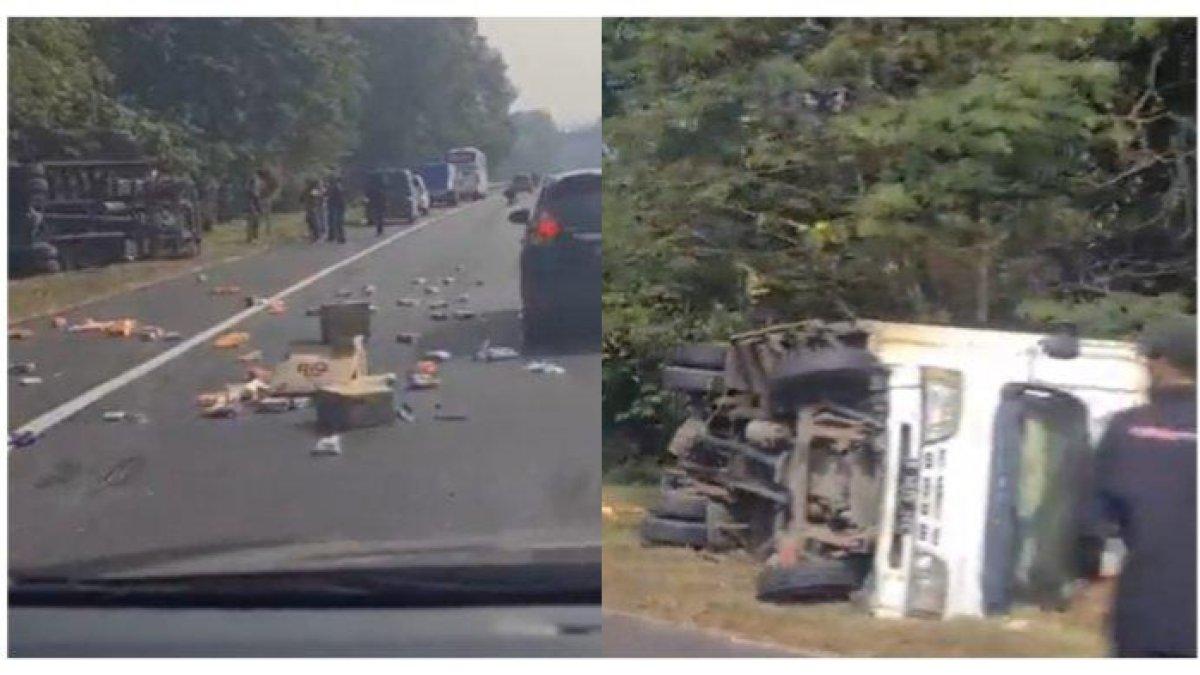 NGERI! Tabrakan Beruntun di Tol Cipularang, Truk Muatan Tisu Terperosok ...