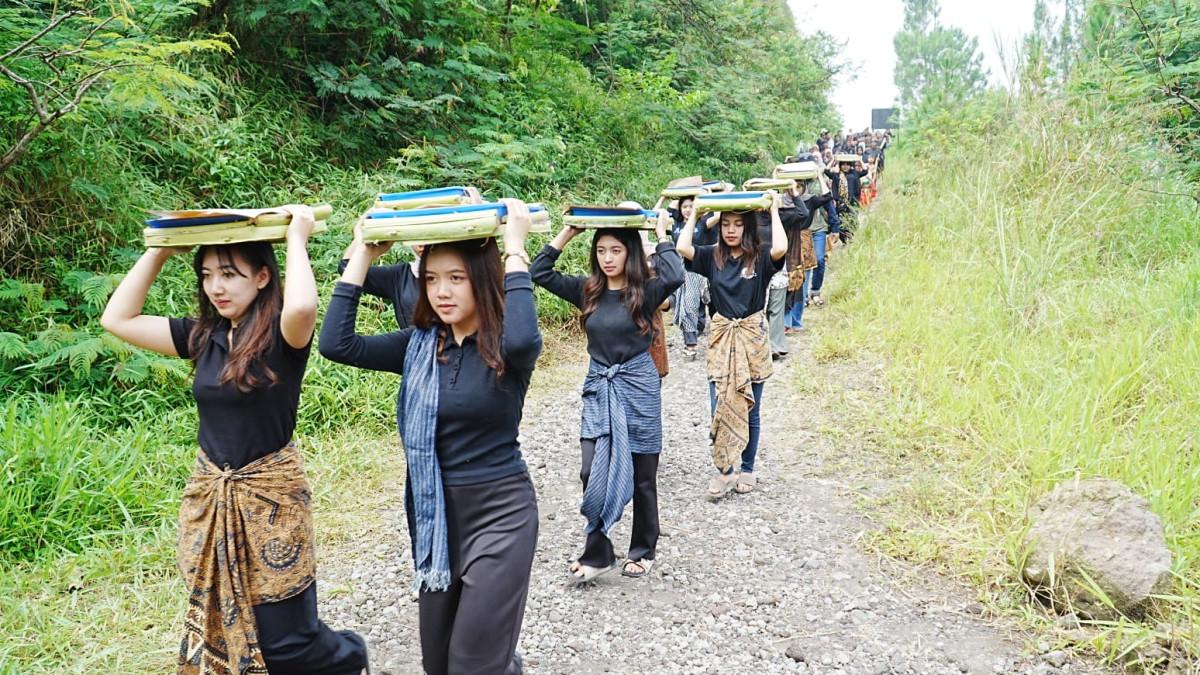 Kirab Pager Banyu ke-6 Kampung Siluman Klaten, Bupati Hamenang Sebut ...