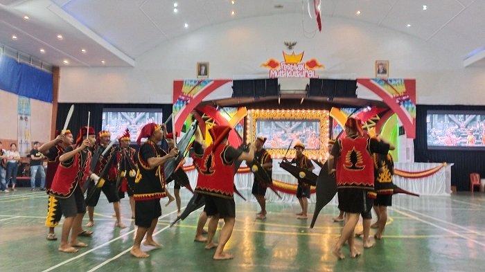Rangkaian Kegiatan Bazar Merah Putih di GOR HTT Padang, Turut ...