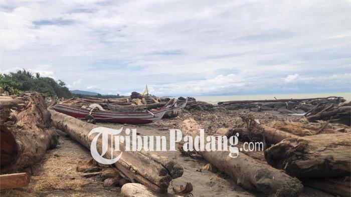 Aktivitas Nelayan Terganggu Akibat Tumpukan Kayu Pasca Banjir Masih ...