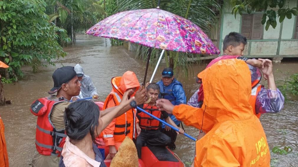Hujan Deras Picu Banjir dan Longsor di Lima Puluh Kota, Akses Jalan Sumbar-Riau Terganggu ...