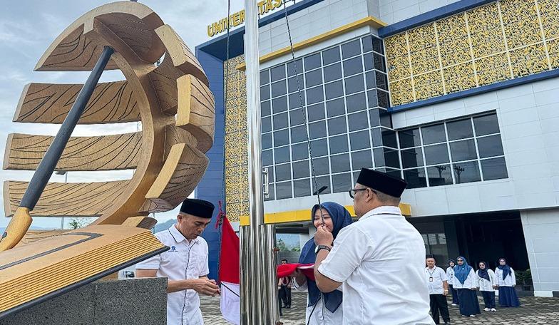 UT Padang Peringati Hari Pendidikan Nasional 2025 dengan Upacara ...