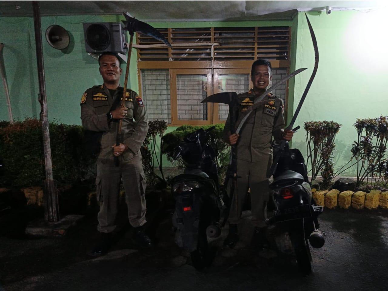 Satpol PP Padang Amankan 7 Sajam dan 2 Motor Saat Bubarkan Remaja di ...