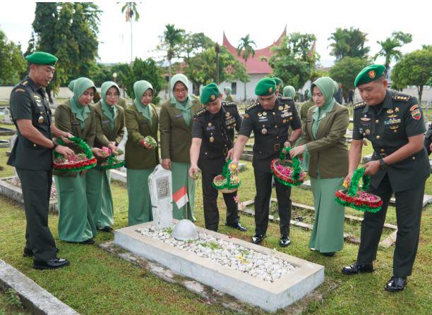 Peringati HUT Ke-75 Kodam I/BB: Korem 032/Wbr Ziarah, dan Tabur Bunga di TMP Kusuma Negara ...