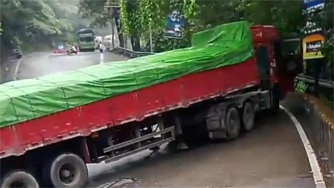 Truk Trailer Nyangkut di Panorama 1 Akibat Tak Kuat Nanjak, Jalur Padang-Solok Terganggu ...