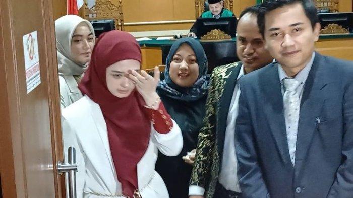 Menangis dan Bersujud usai Resmi Cerai dari Virgoun, Inara Rusli ...
