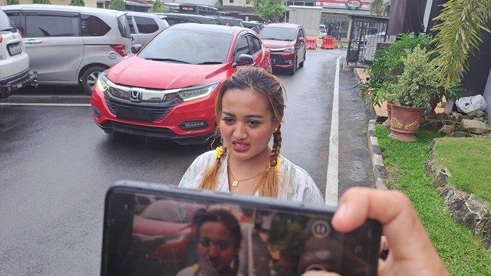 BREAKING NEWS: Penyerahan Tersangka Lina Mukherjee ke Kejati Sumsel ...