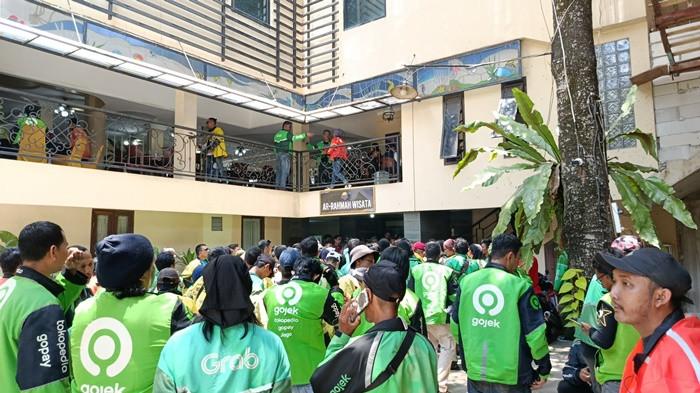 WAPRES Gibran Makan Siang Bareng Ratusan Ojol Palembang, TNI dan Brimob ...