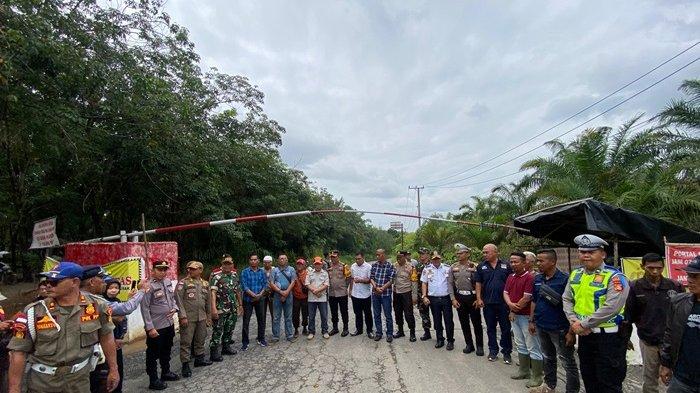 Jadi Lahan Pungli, Portal Jalan Cor Beton Batu Kuning - Kurup ...