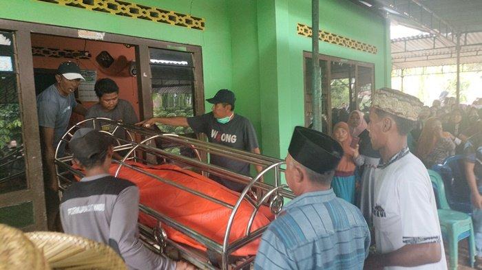 Isak Tangis Keluarga Pecah saat Jenazah Abu Jari Tiba di Rumah Duka, Korban Sudah Sebulan Hilang ...