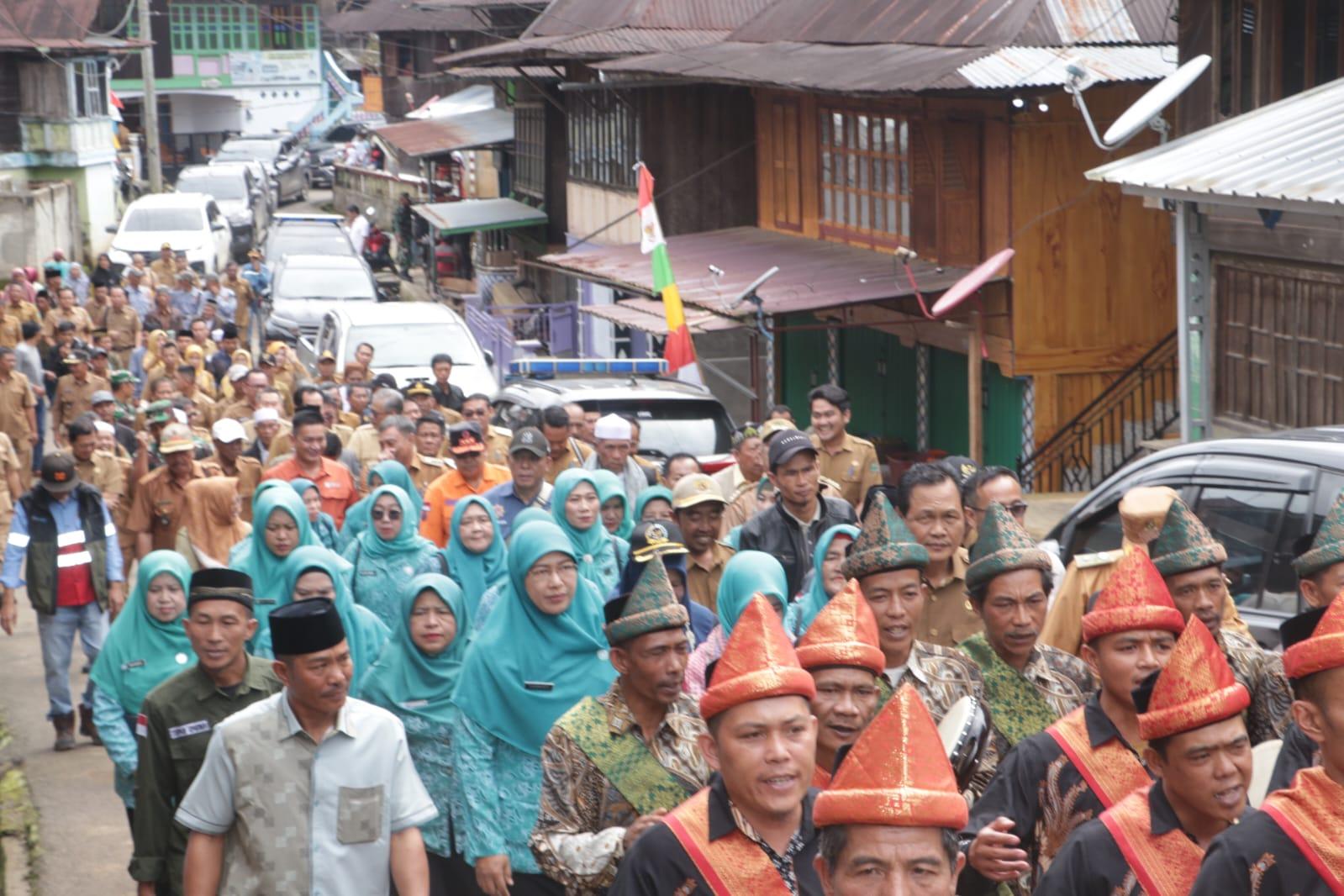 Bunga Desa di Segamit, Bupati Sumbang 1 Ekor Kerbau dan Serahkan Mobil ...
